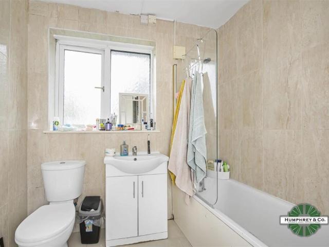 apartment for rent in Nicoll Road, NW10 9AA