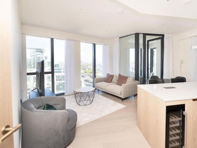 2 bedroom flat to rent on Nine Elms Lane, London