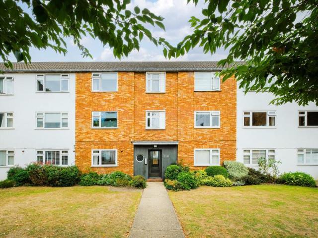 apartment for rent in Snakes Lane West, IG8 0DH
