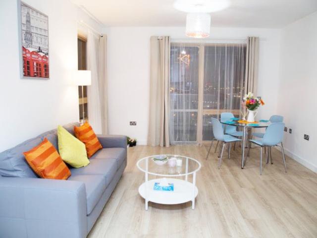 2 bedroom flat to rent on Silvertown Square, London