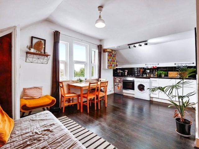 apartment for rent in St Marks Rise, E8 2NL