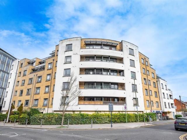 apartment for rent in Stanley Road, GU21 5EW
