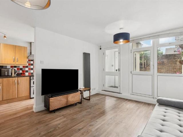 apartment for rent in Stockwell Park Road, SW9 0UY