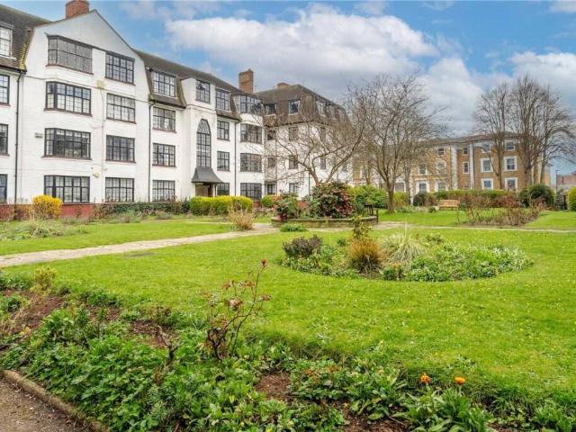 apartment for rent in Streatham High Road, SW16 1DL