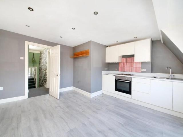apartment for rent in Streatham High Road, SW16 6EN