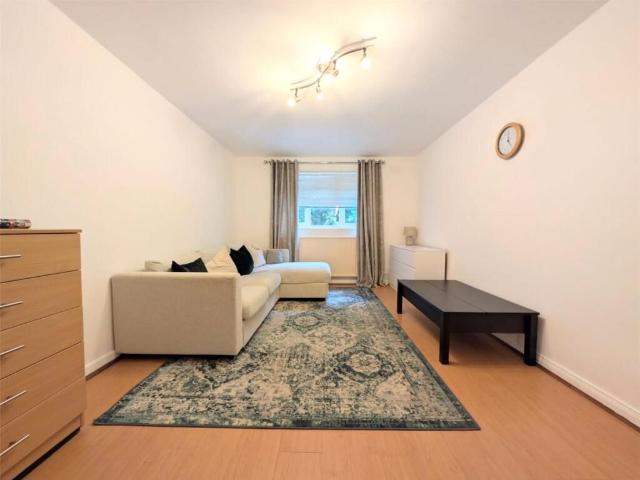 apartment for rent in Sunny Gardens Road, NW4 1RX