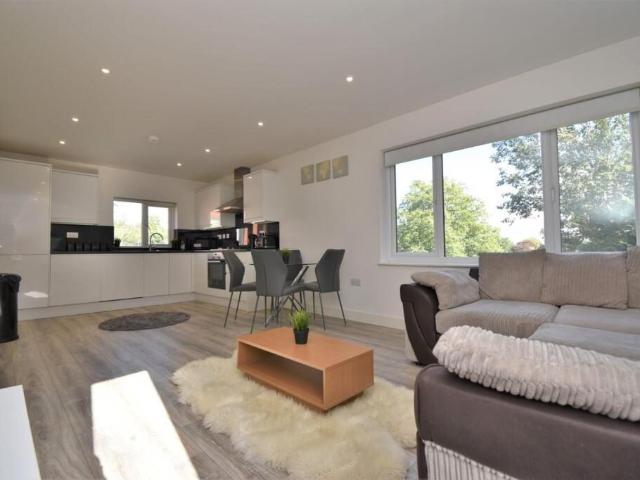 apartment for rent in Swakeleys Road, UB10 8AU