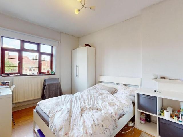 4 bedroom flat to rent on Poynders Gardens, London
