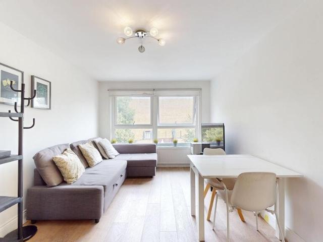 3 bedroom flat to rent on Pollitt Drive, London