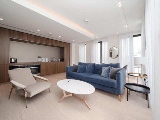 2 bedroom flat to rent on Portugal Street, London