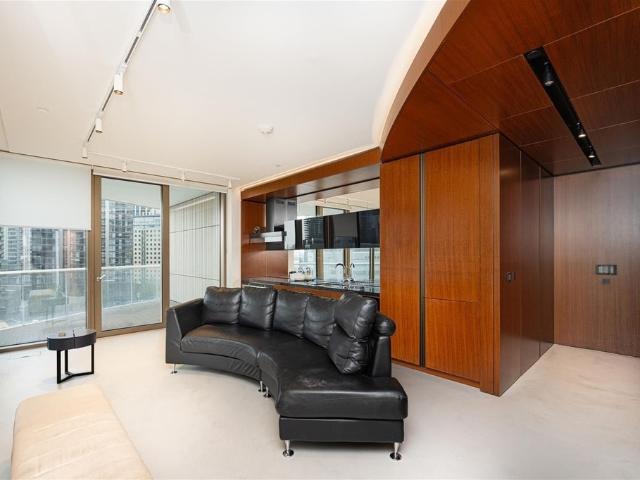 2 bedroom flat to rent on Park Drive, London