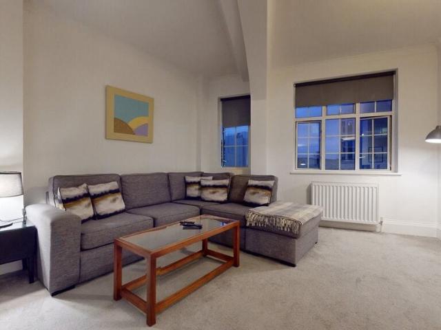 2 bedroom flat to rent on Park Road, London