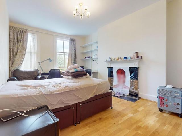 3 bedroom flat to rent on Philbeach Gardens, London