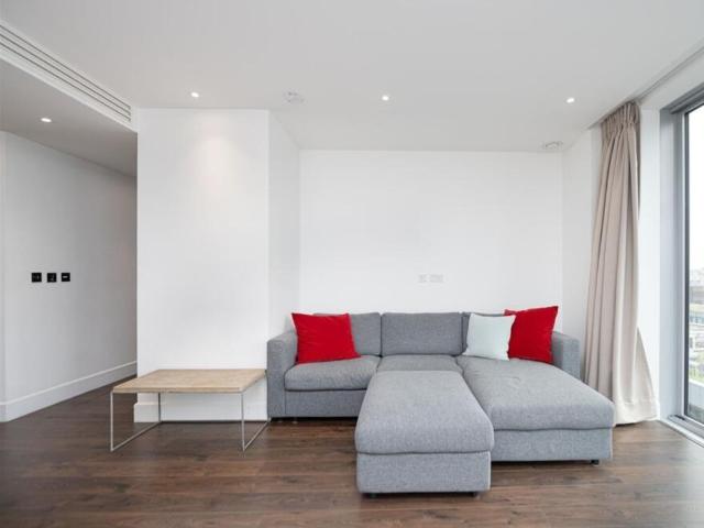 3 bedroom flat to rent on Piazza Walk, London