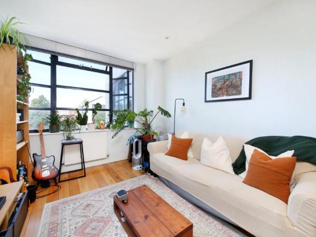 apartment for rent in Property, SW11 5SD