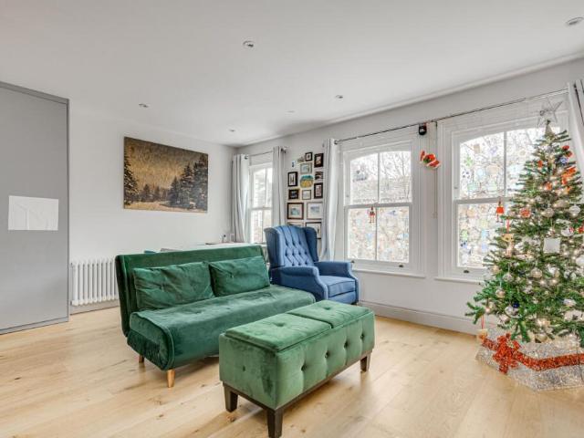 apartment for rent in Property, SW11 1RG