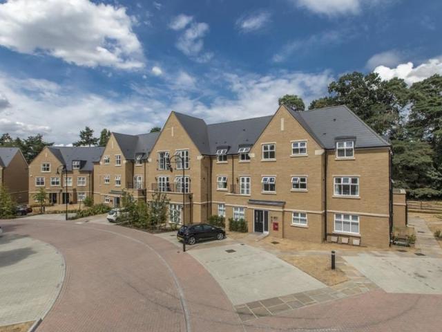 apartment for rent in Queenswood Crescent, TW20 0AT