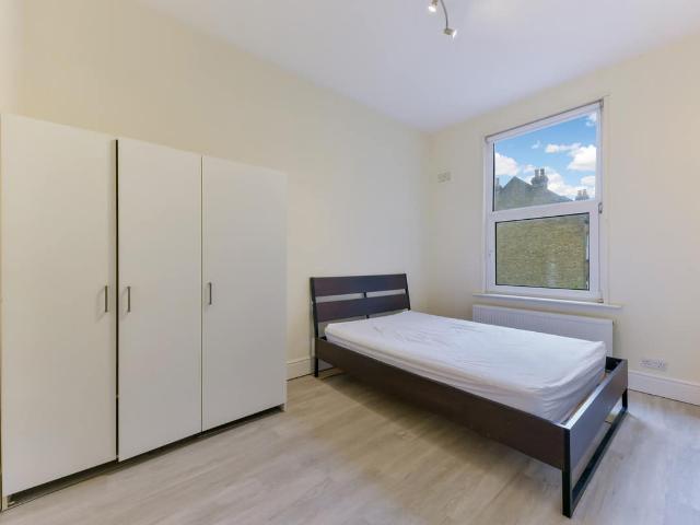 apartment for rent in Rosendale Road, London, SE21