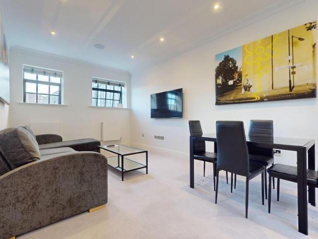 2 bedroom flat to rent on Rainville Road, London
