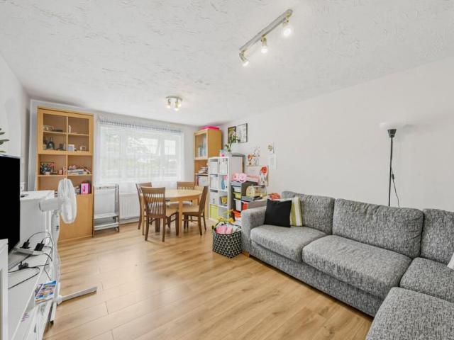 apartment for rent in Rickard Close, NW4 4XH