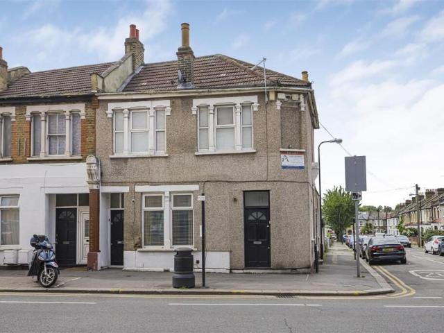 apartment for rent in Wood Street, E17 3NA