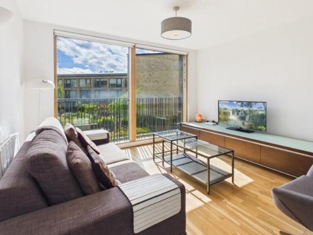apartment for rent in Watermill Way, SW19 2RW