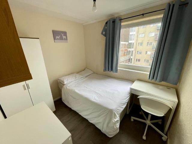 Room to rent on Wager Street, London