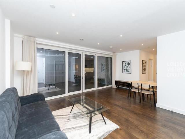 2 bedroom flat to rent on Walworth Square, London