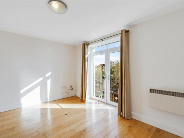 apartment for rent in Walton Road, KT8 0HP