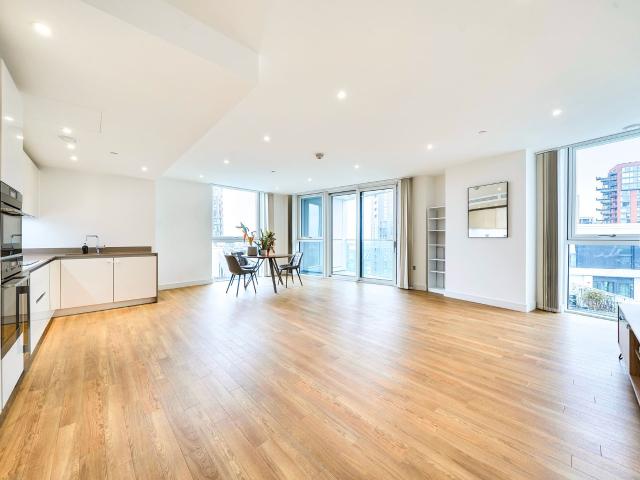 apartment for rent in Wandsworth Road, SW8 2FA