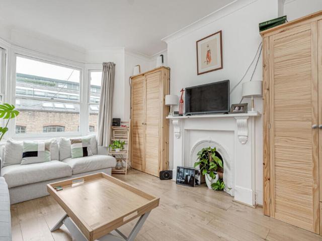 apartment for rent in Warriner Gardens, SW11 4DU