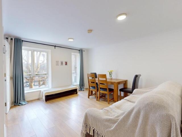 2 bedroom flat to rent on Wesley Avenue, London