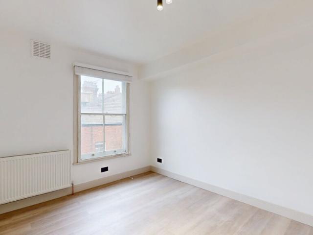 2 bedroom flat to rent on West Cromwell Road, London