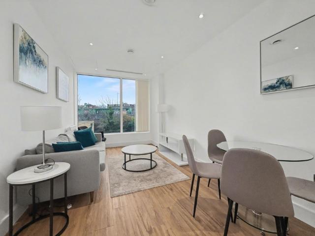 apartment for rent in West Gate, London, W5