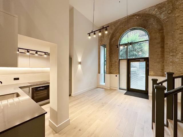 3 bedroom flat to rent on Windsor Square, London