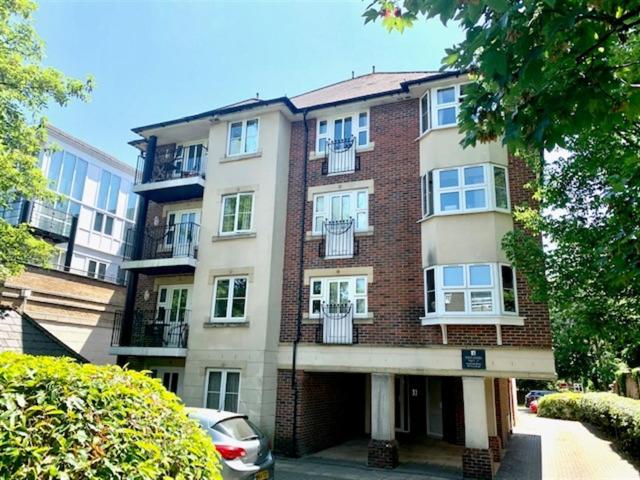 apartment for rent in winn road, so17