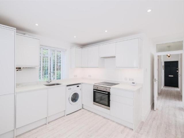 apartment for rent in The Roses, IG8 9BN