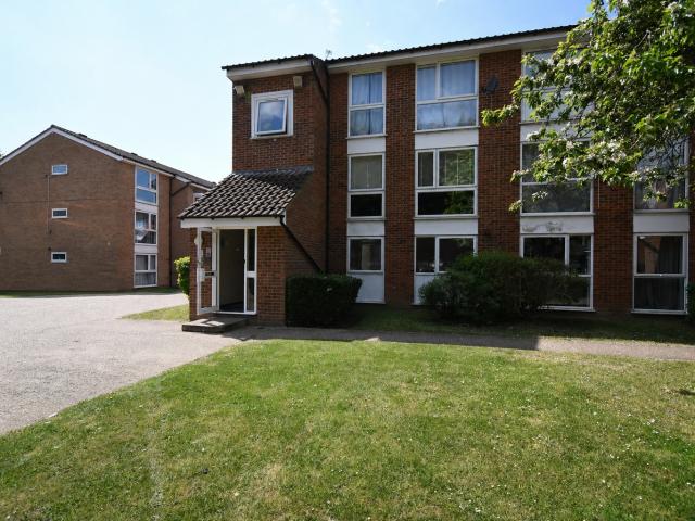 apartment for rent in Trotwood, Chigwell, Essex, IG7