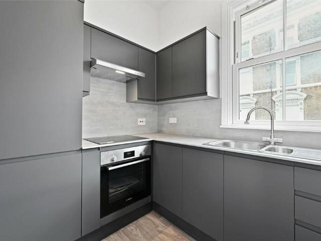 apartment for rent in Uxbridge Road, W12 8AA