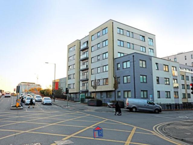 Apartment For Rent West Central, Slough, Berkshire