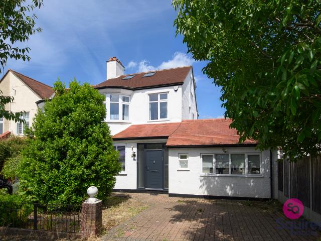 apartment Hillcourt Avenue, London, N12