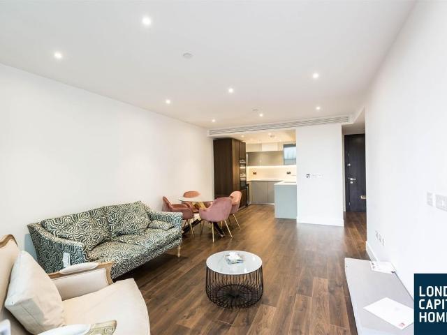 apartment in 14 Piazza Walk, London