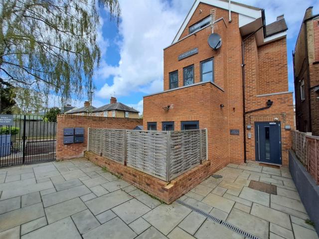 Apartment In 1A Welbeck Road, Barnet En4