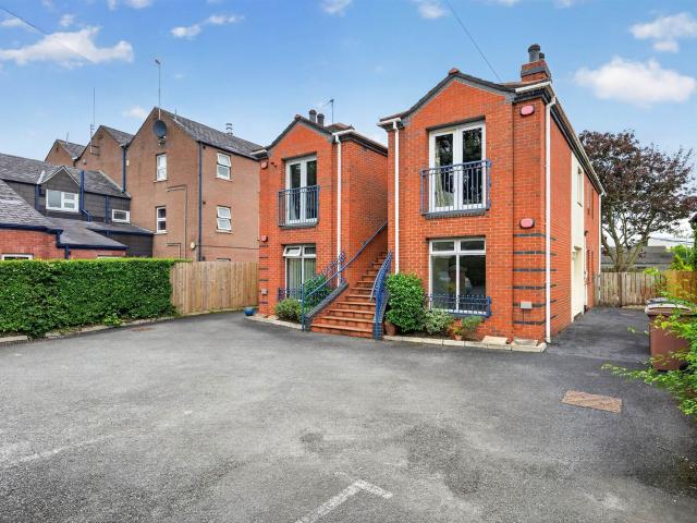 apartment in 2B Lyme Grove Mews, Dunmurry, BT17 9BU