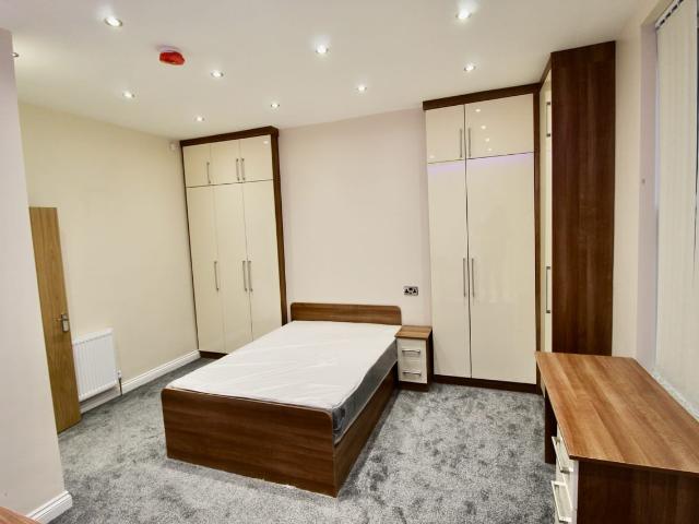 apartment in 4 Ashwood Terrace Hyde Park Leeds LS6 2EH
