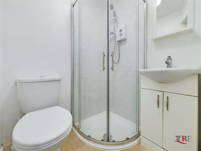 apartment in Cotswold Gardens, London, London, NW2 1PE
