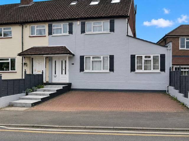 Apartment In Cox Lane, Chessington Kt9