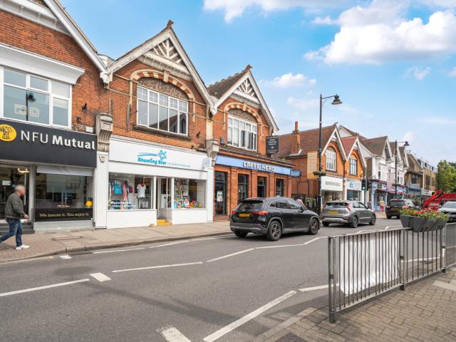 apartment in Cobham