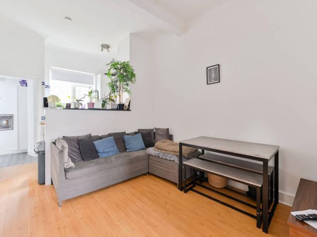 apartment in Cologne Road, SW11