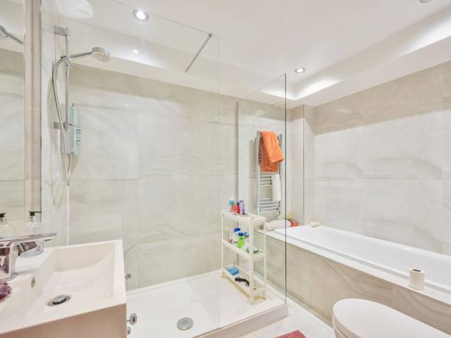 apartment in Colney Hatch Lane, N10